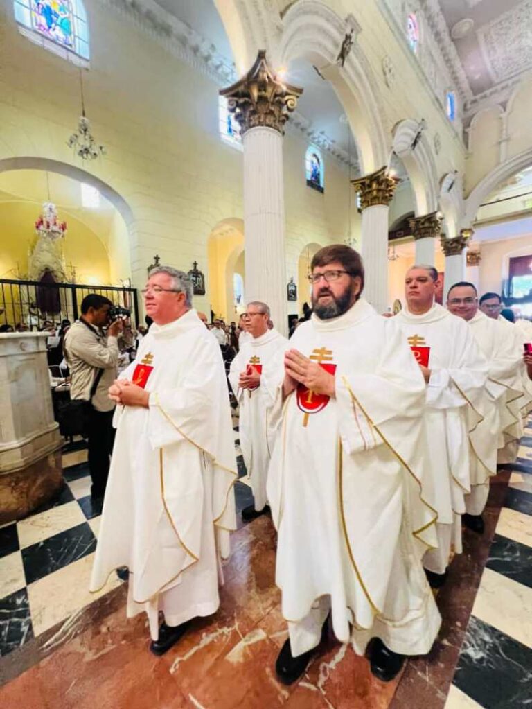 Mons. Jesús González de Zárate en la Misa Crismal 2025: El Señor nos ha ...